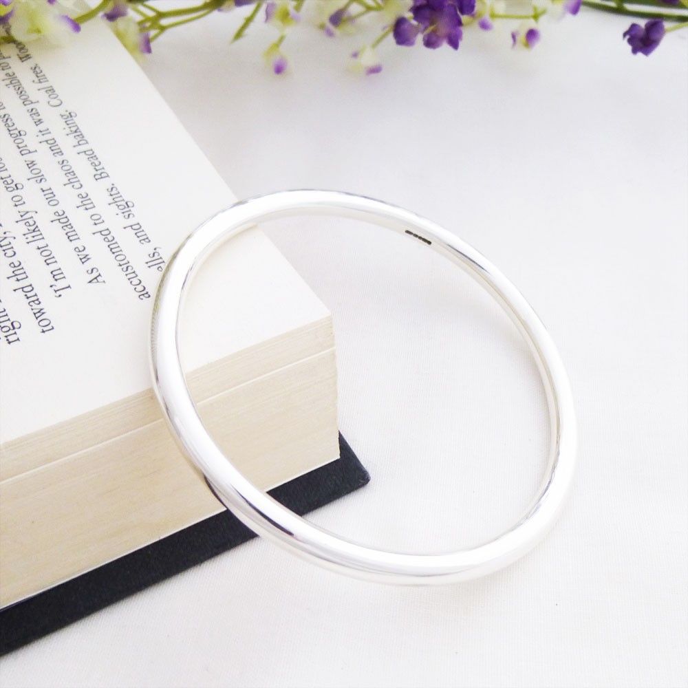 A Gorgeous Round Curvy Solid Silver Bangle